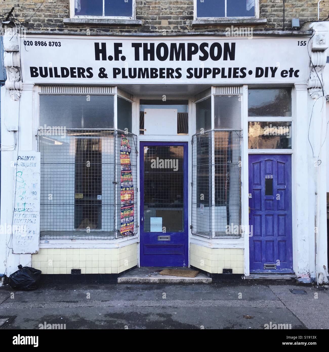 Shuttered shop hi-res stock photography and images - Alamy