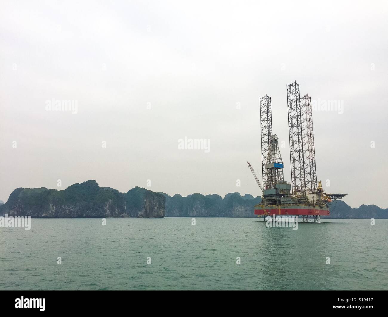 Drilling platform jack up rig hi-res stock photography and images - Alamy
