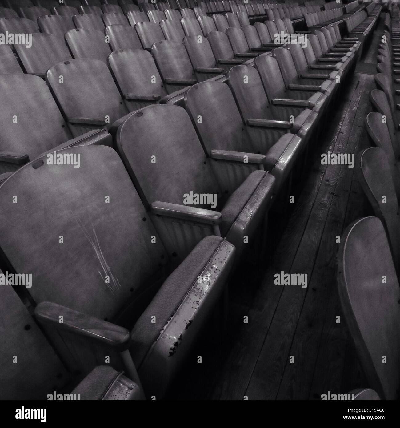 Empty crowd hi-res stock photography and images - Alamy