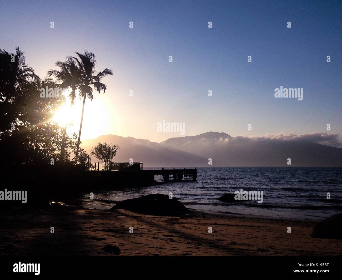 Beach sunset palm trees hi-res stock photography and images - Alamy