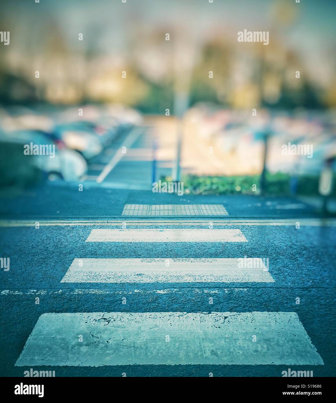 Crossing the road safety hi-res stock photography and images - Alamy