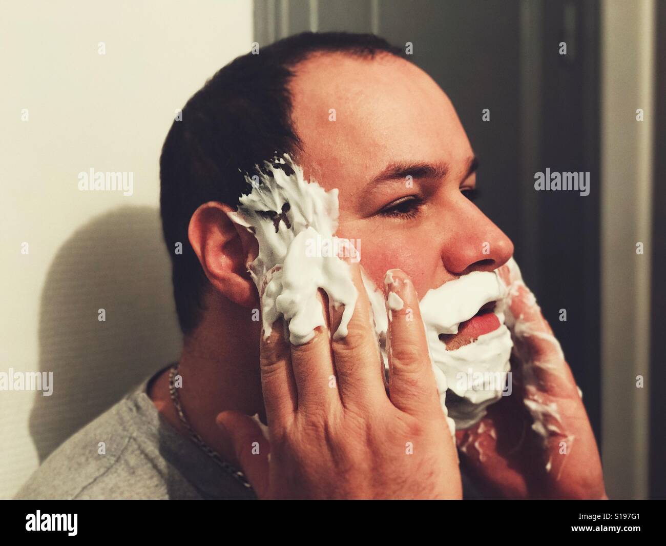 Man shaving hi-res stock photography and images - Alamy
