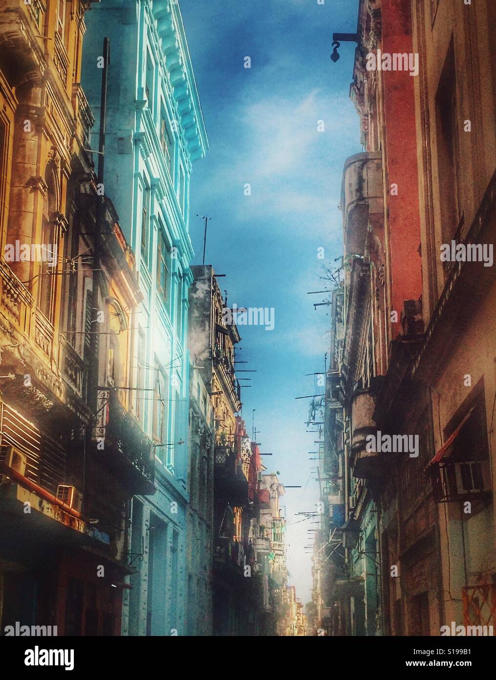 Havana vieja poverty hi-res stock photography and images - Alamy