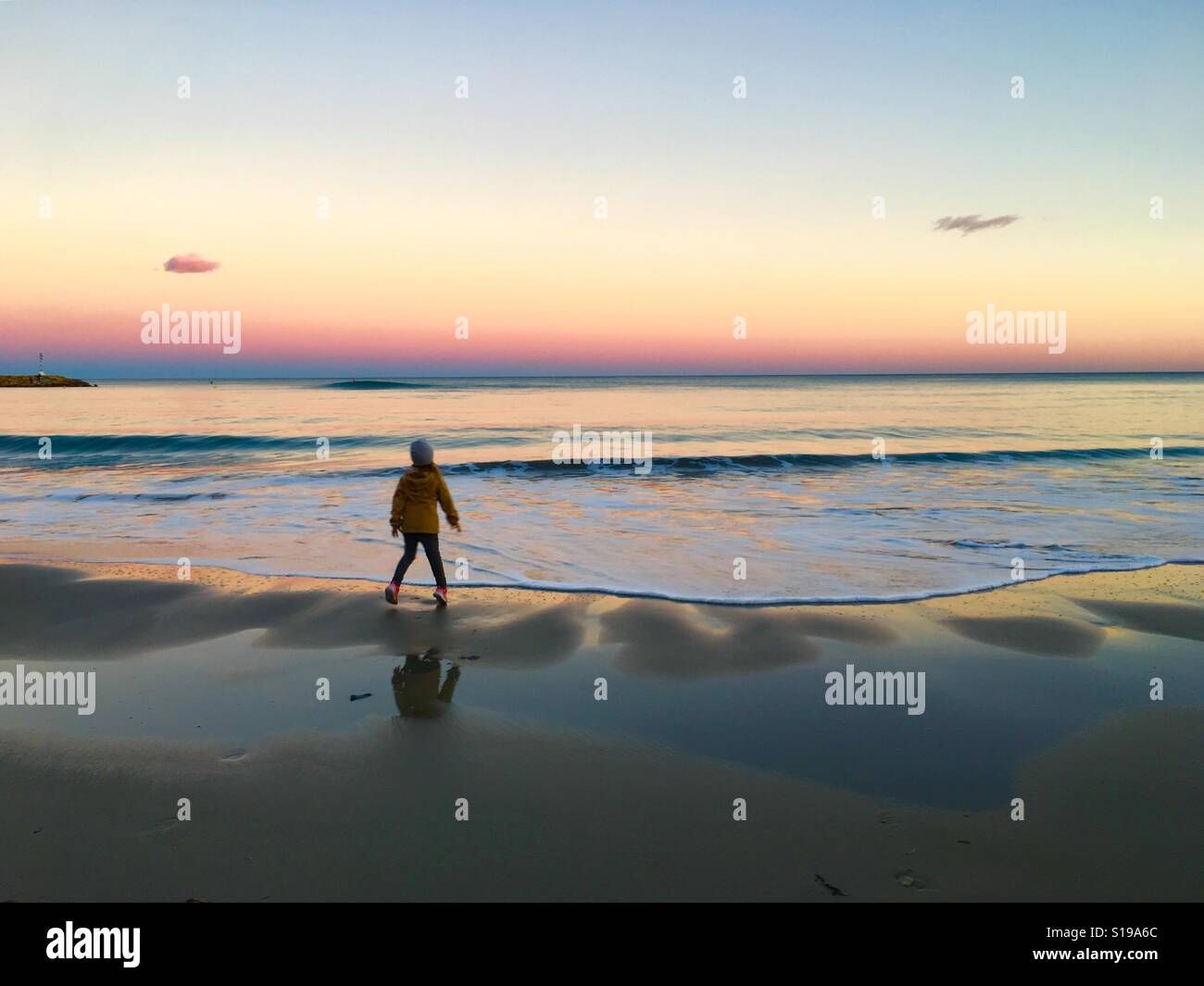 Little girl sunset hi-res stock photography and images - Alamy