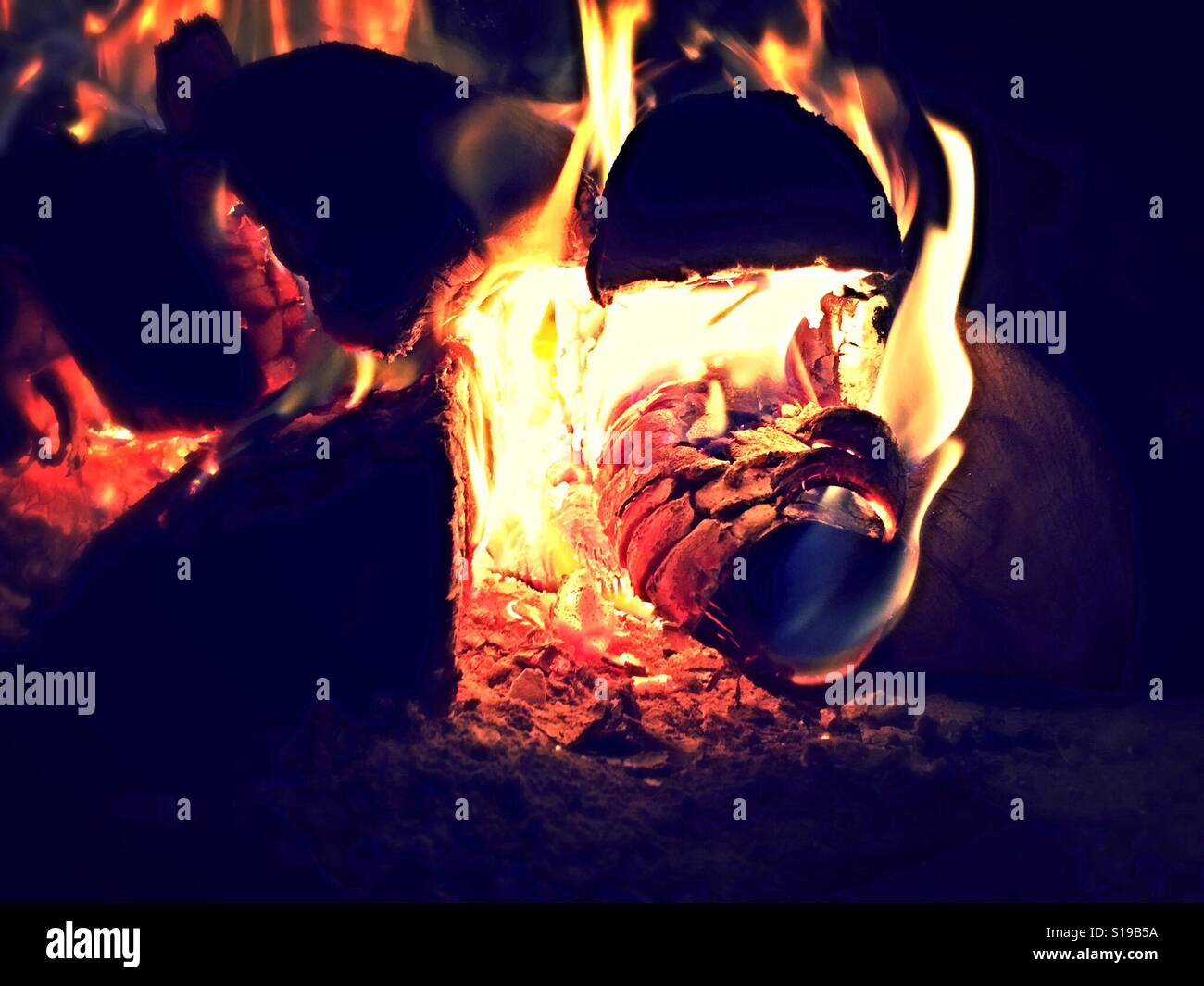 Burning logs in a fire Stock Photo - Alamy
