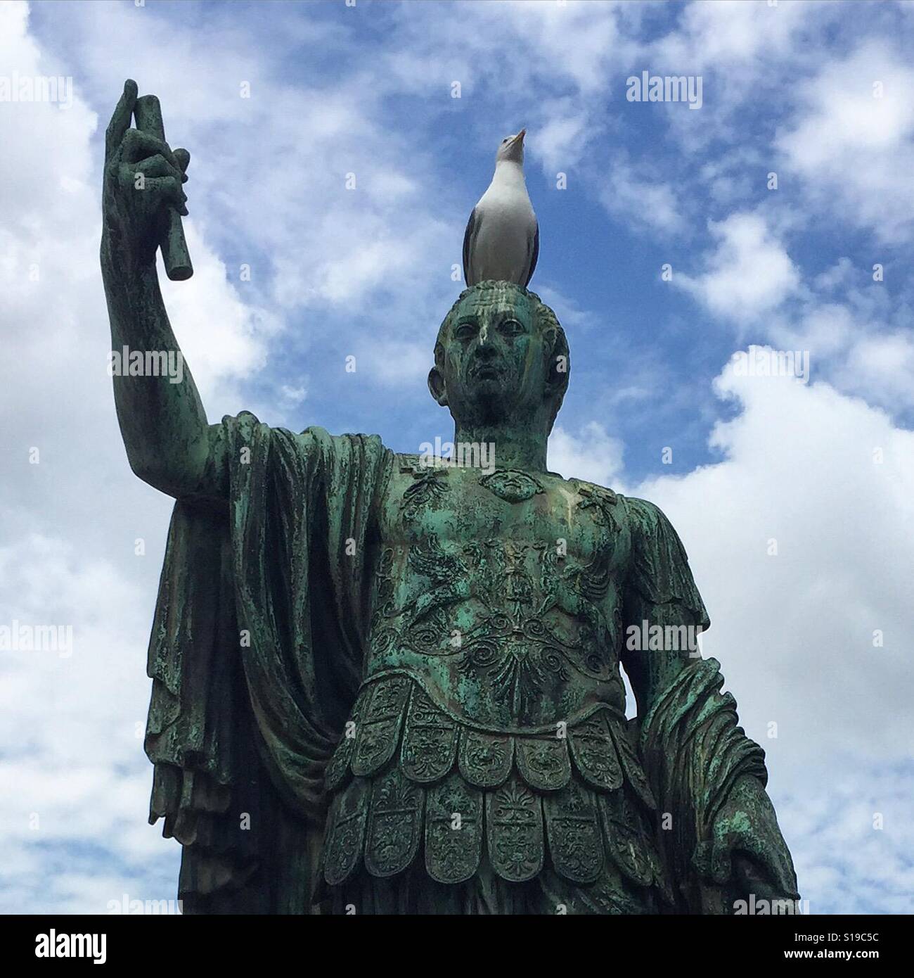 Statue of bird hi-res stock photography and images - Alamy