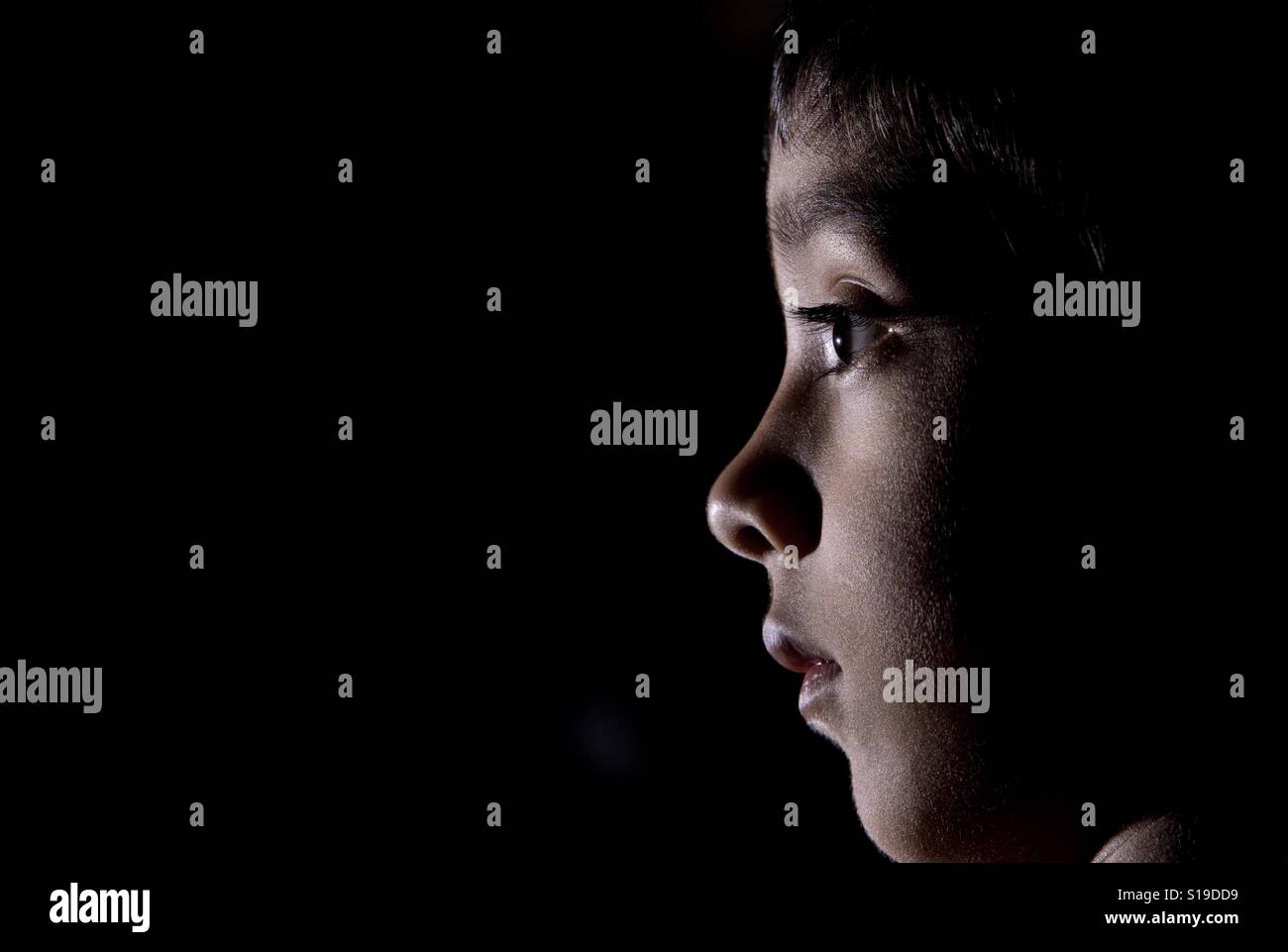 Boy looking to side hi-res stock photography and images - Alamy