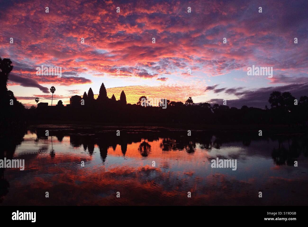 Angkor wat sunrise hi-res stock photography and images - Alamy