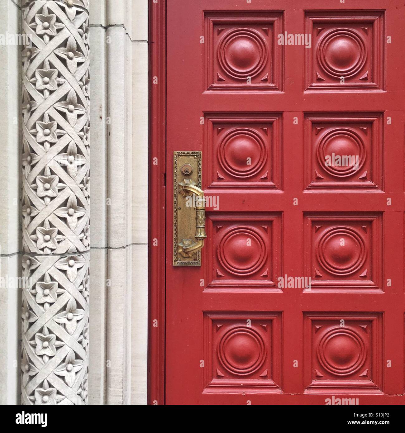 Red door, New York City Stock Photo - Alamy