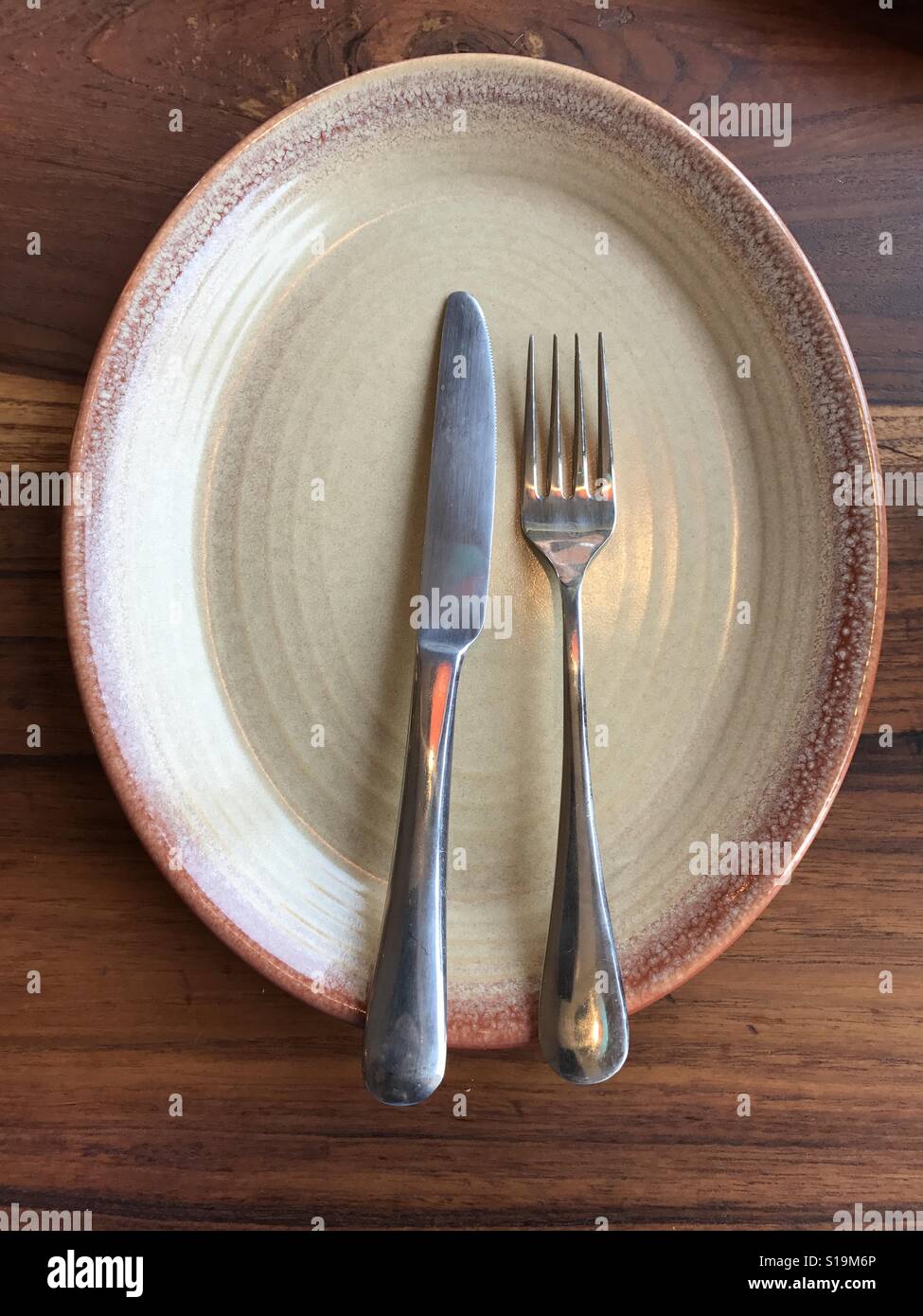 Empty restaurant plate hi-res stock photography and images - Alamy