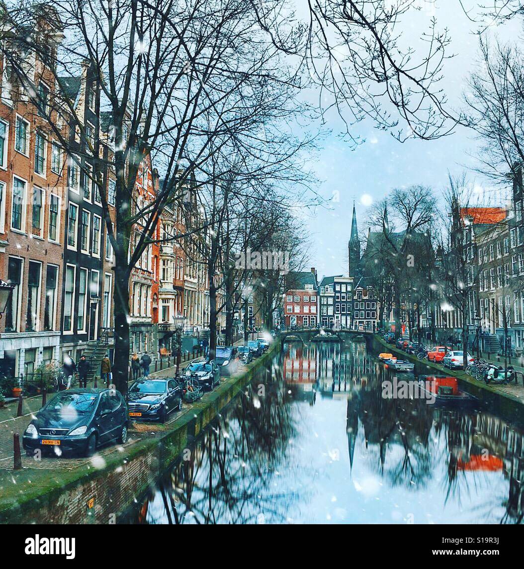 Amsterdam winter snowy canal hi-res stock photography and images - Alamy