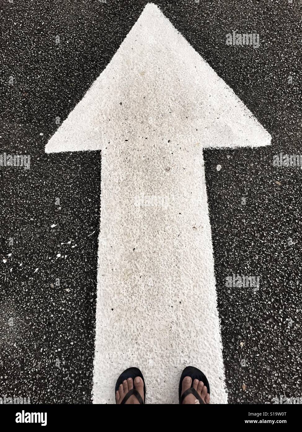 Straight arrow sign hi-res stock photography and images - Alamy