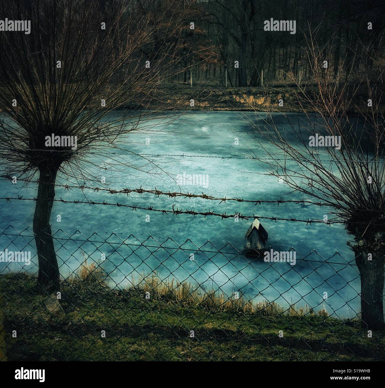 Frozen small lakes hi-res stock photography and images - Alamy