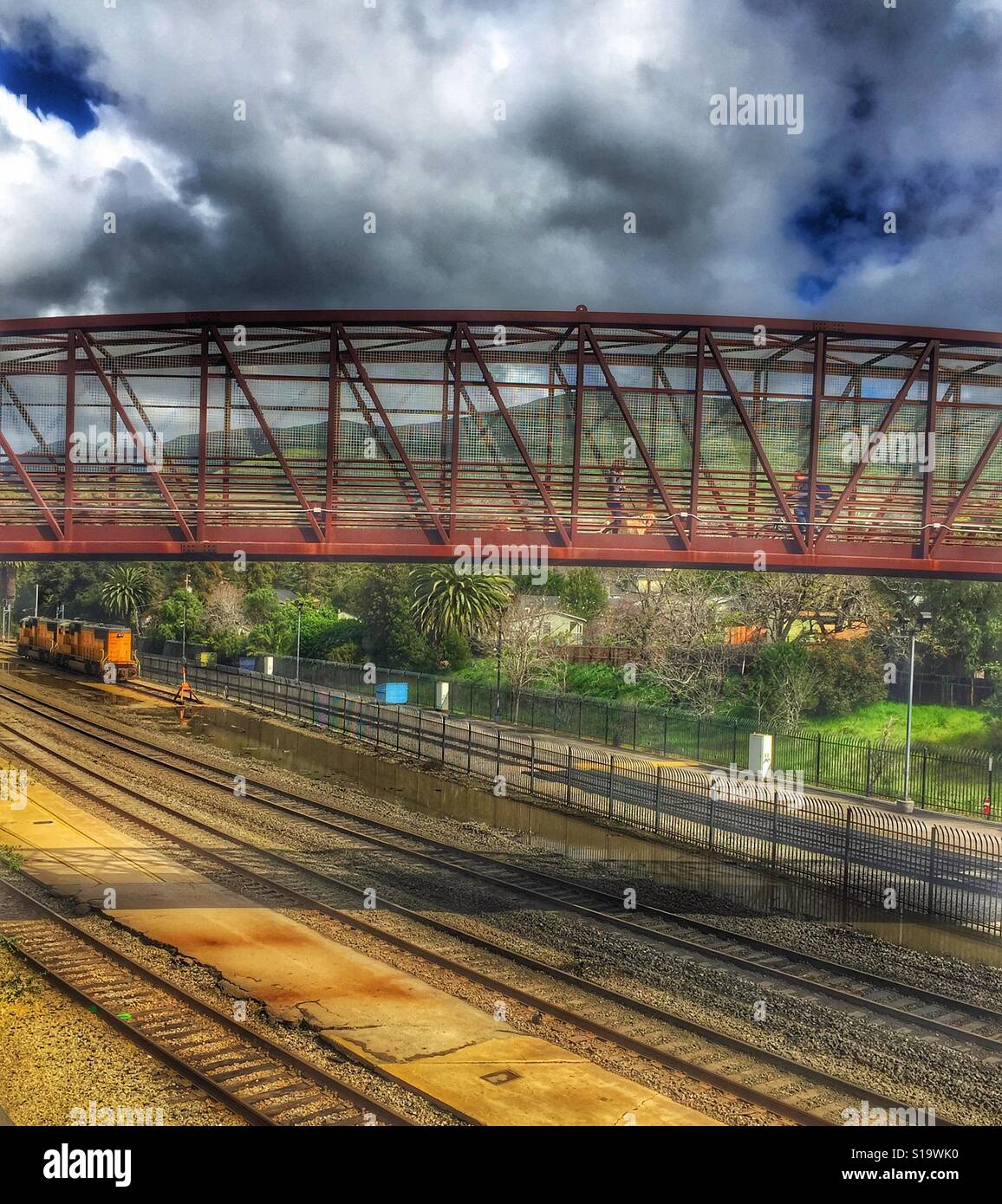 Bridge over train tracks hi-res stock photography and images - Alamy