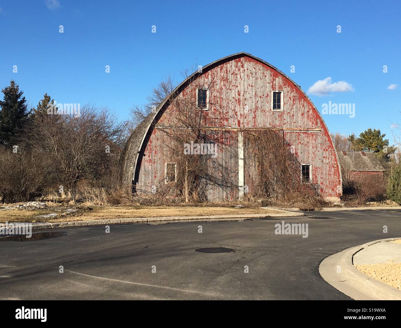 Deserted red barn in sun with blue skies Stock Photo - Alamy