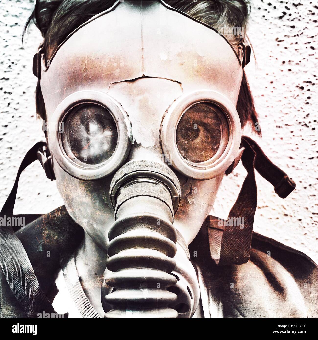 Boy wearing a gas mask Stock Photo - Alamy