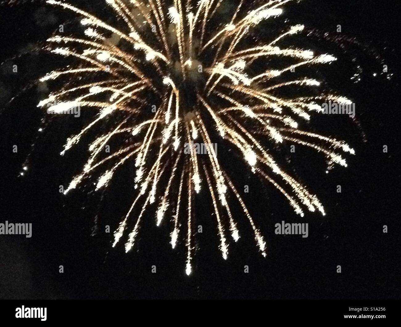 Bursting fireworks hi-res stock photography and images - Alamy