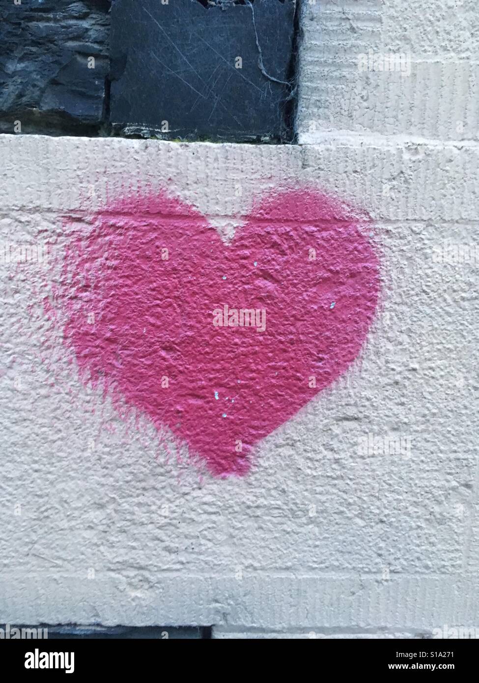 Heart graffiti sprayed onto a wall Stock Photo - Alamy