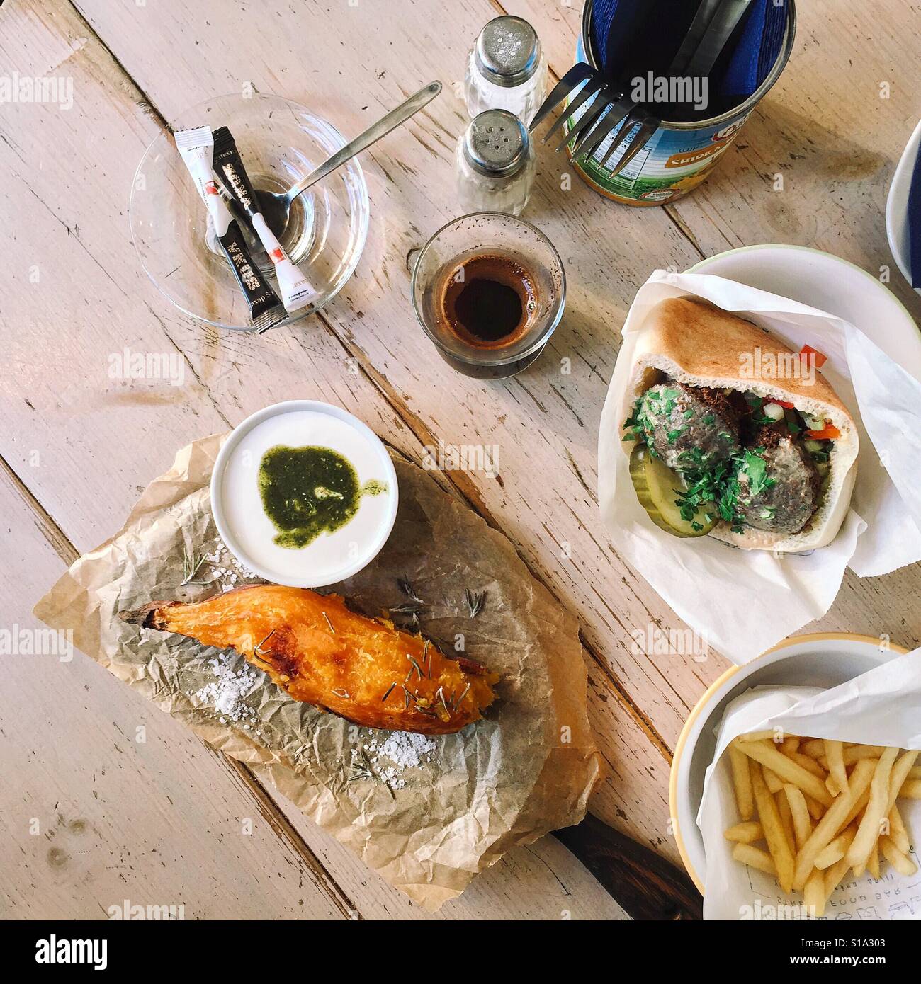Israeli street food hi-res stock photography and images - Alamy