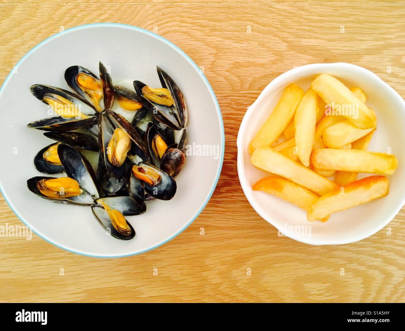Mussels with chips hi-res stock photography and images - Alamy