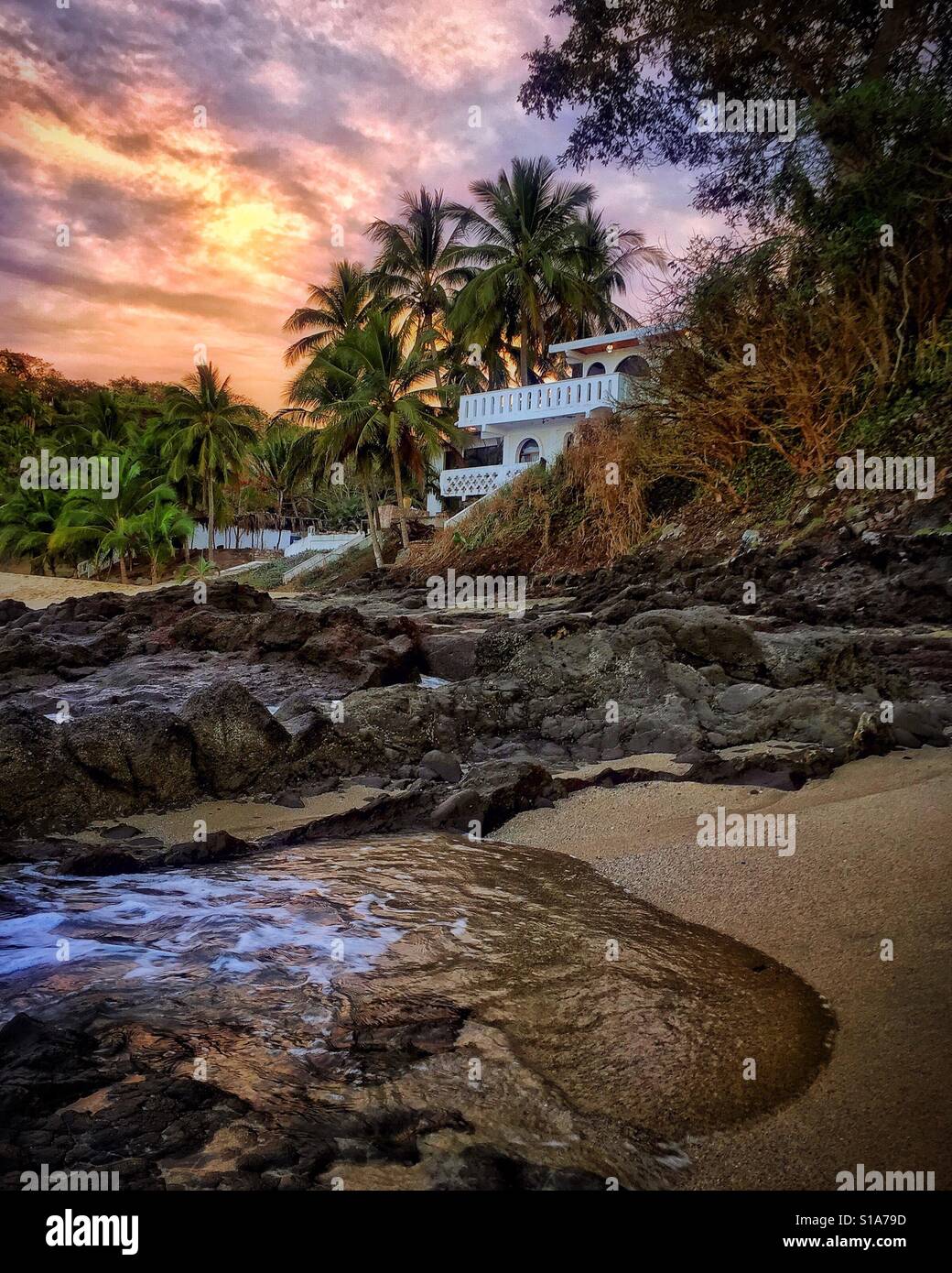 Shoreline house hi-res stock photography and images - Alamy