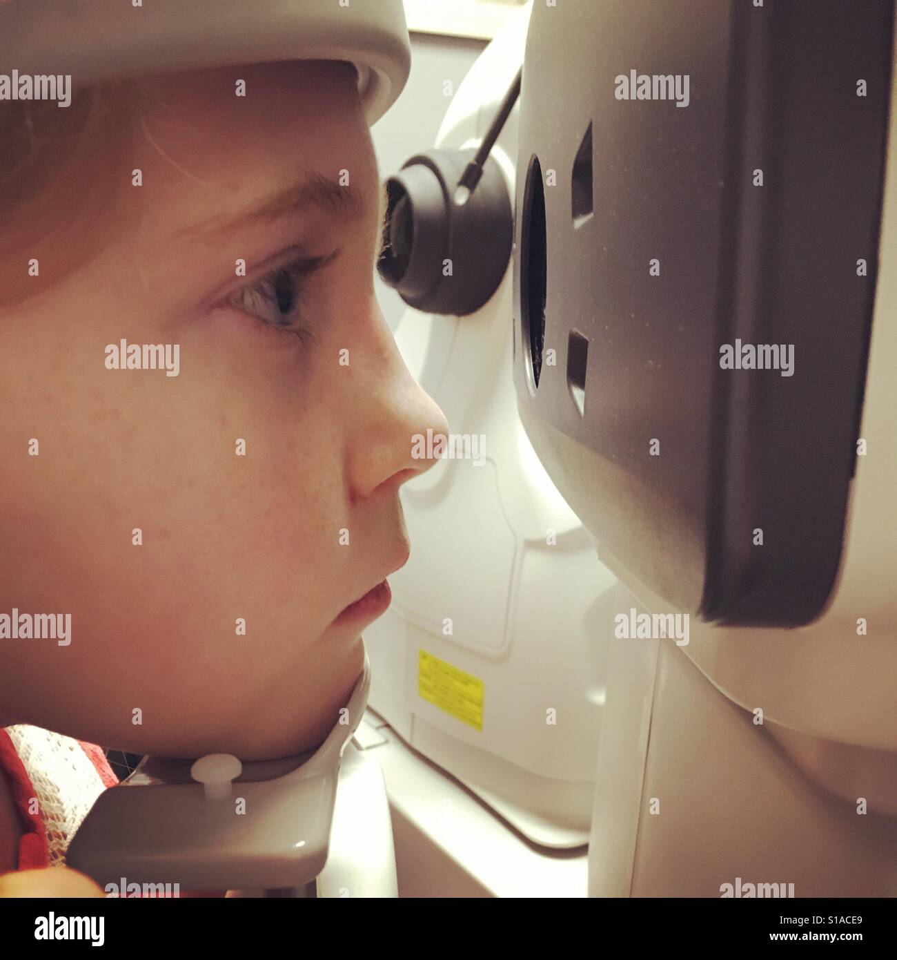 Eye test child hi-res stock photography and images - Alamy