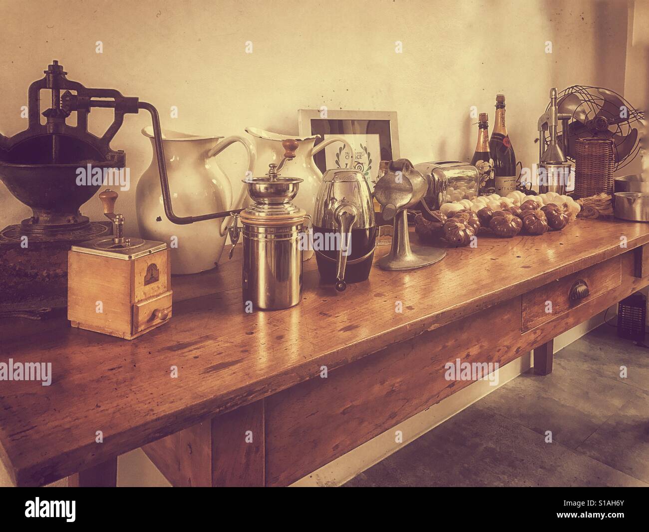 Vintage kitchen items hi-res stock photography and images - Alamy