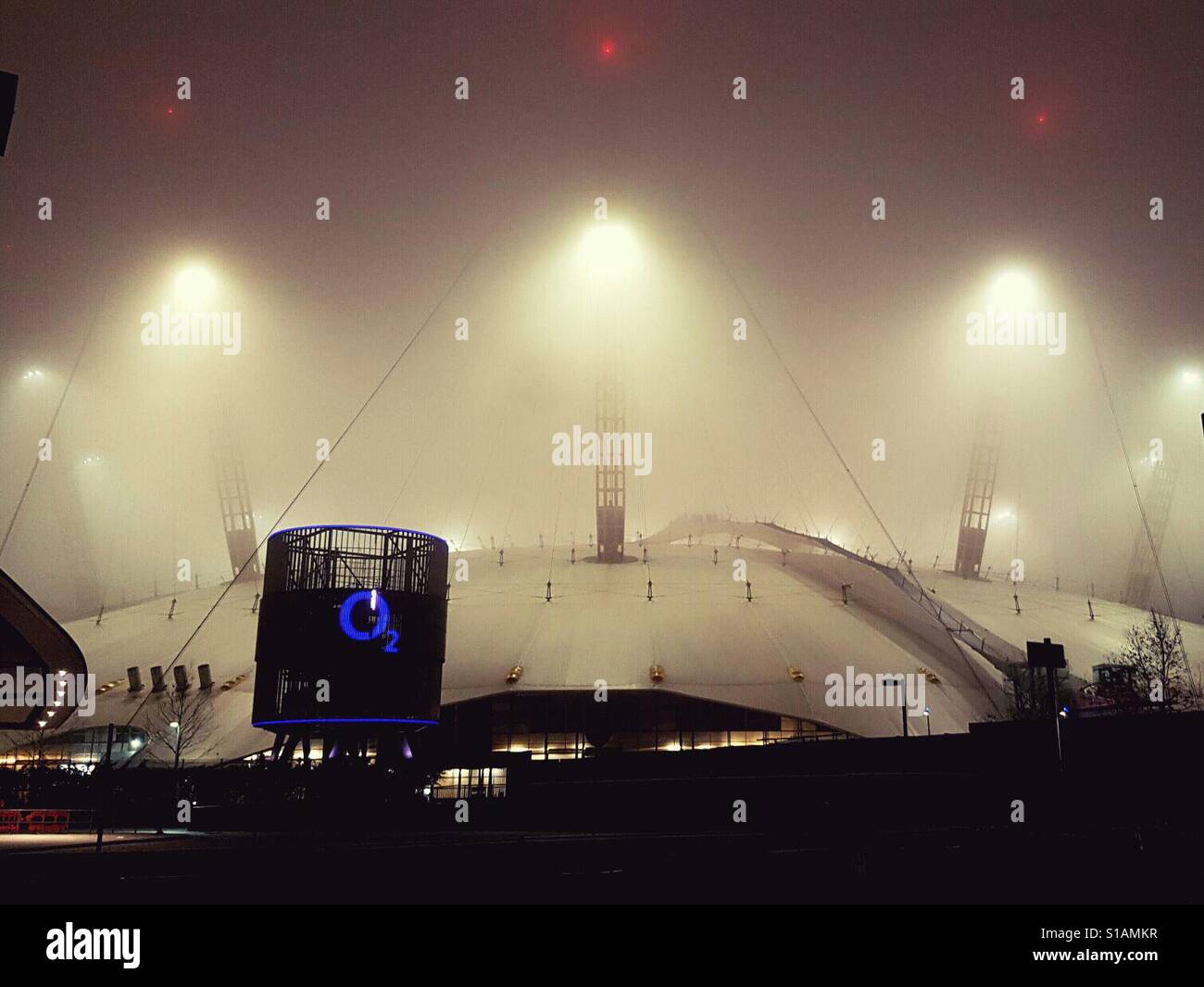 Foggy london night hi-res stock photography and images - Alamy