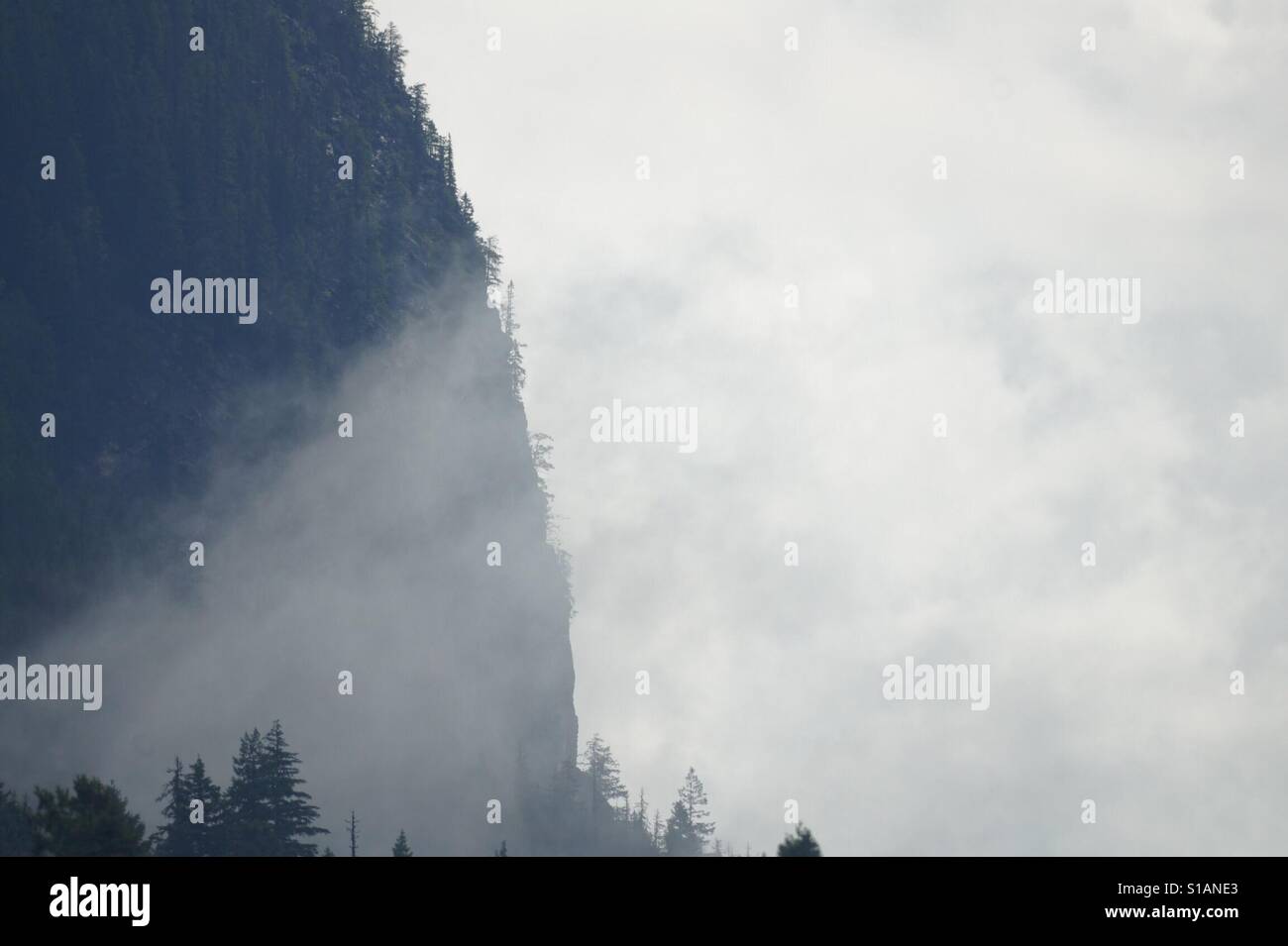 Cliffside nature hi-res stock photography and images - Alamy