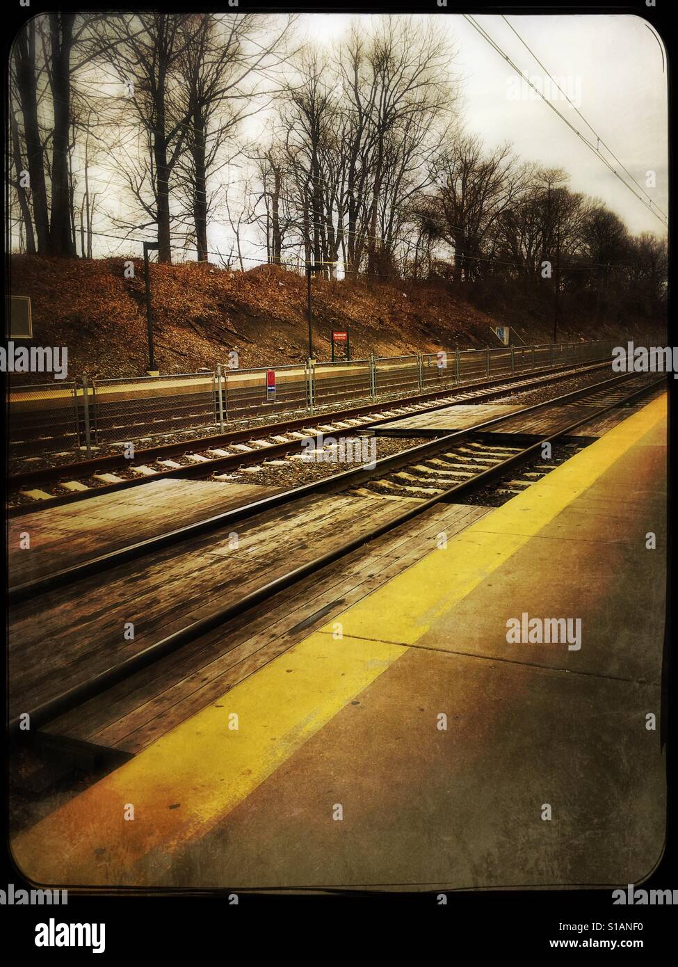 Empty train platform hi-res stock photography and images - Alamy