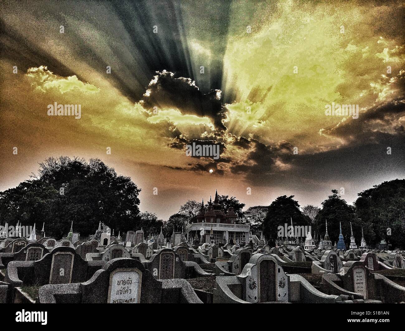 Sinister graveyard hi-res stock photography and images - Alamy