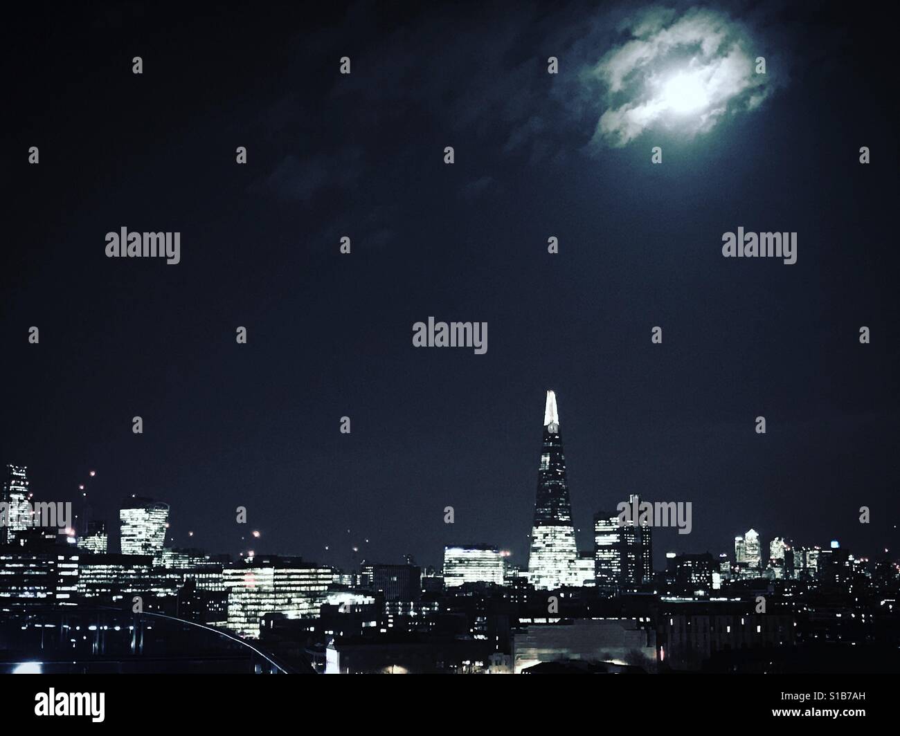 Full moon city of london hi-res stock photography and images - Alamy
