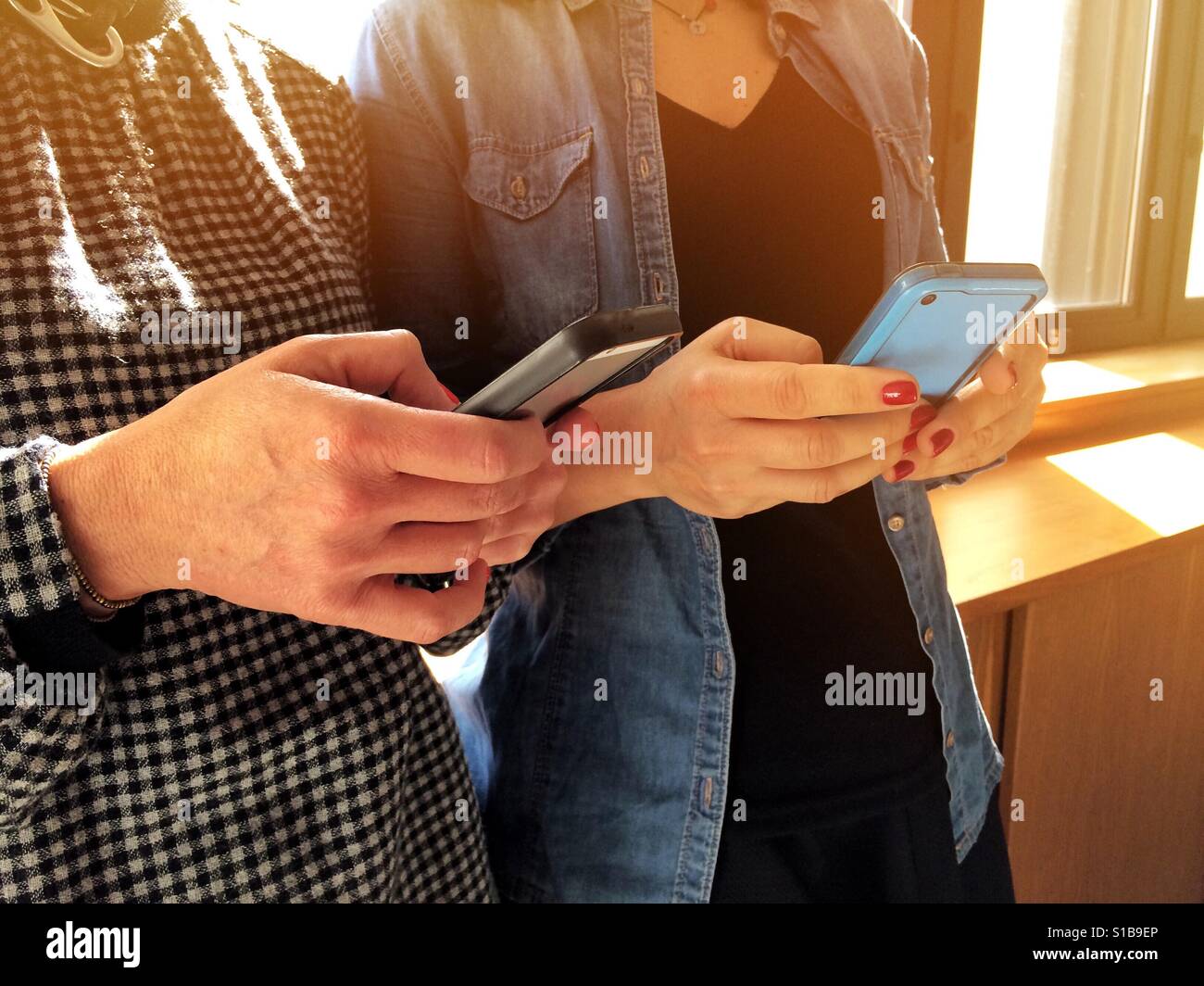 Women using tech hi-res stock photography and images - Alamy