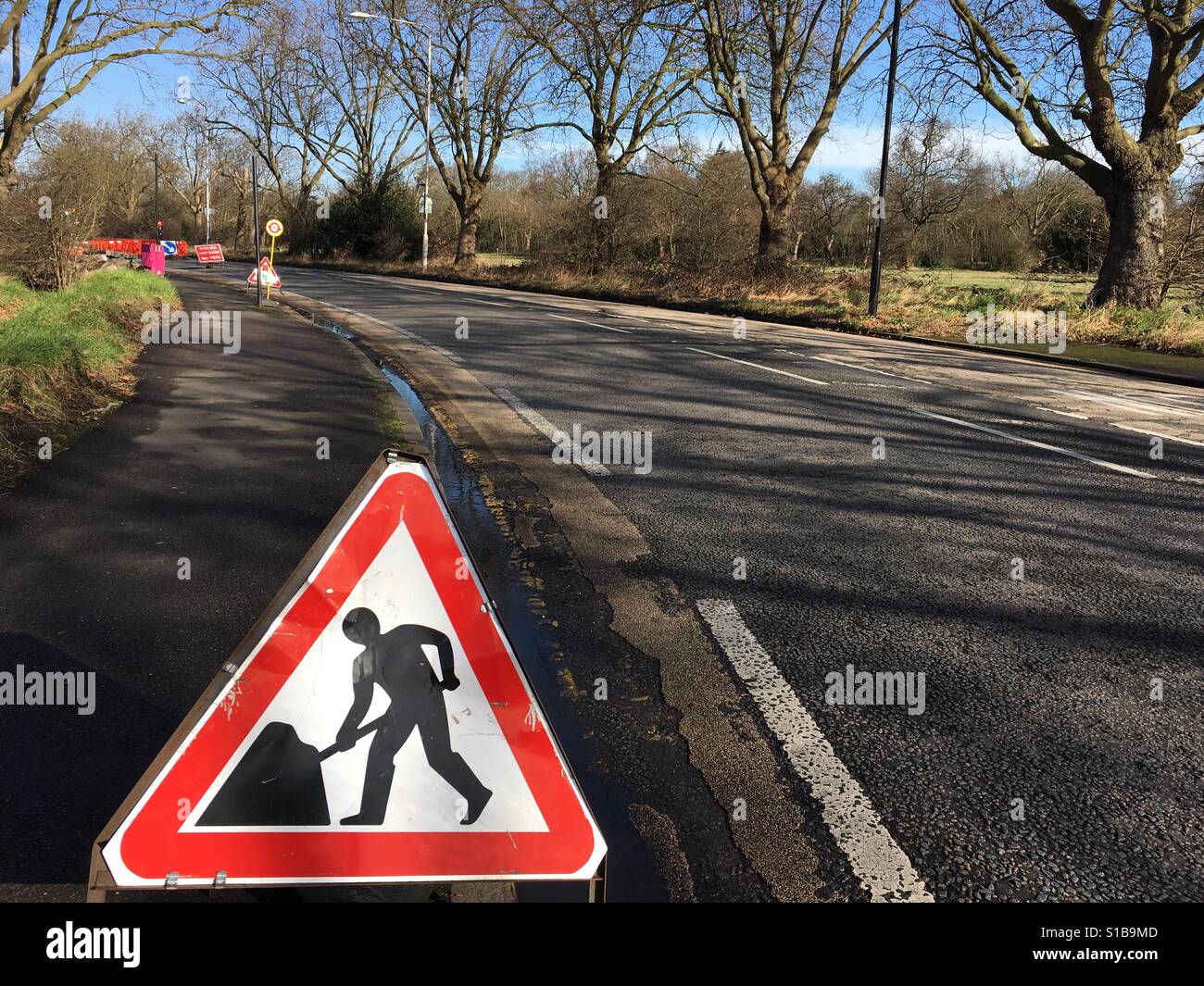 Men working road sign hi-res stock photography and images - Alamy