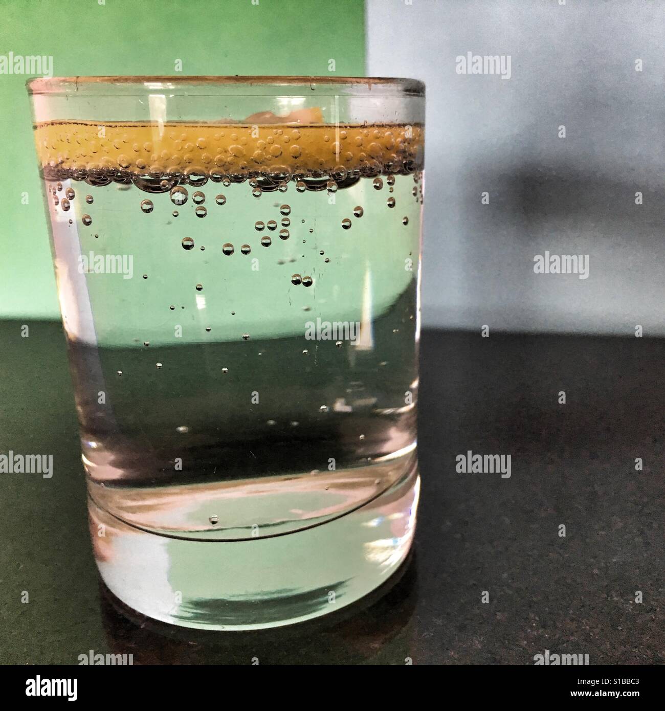 Fizzy drink in a glass with a slice of lemon Stock Photo - Alamy