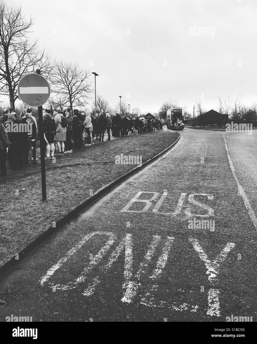Bus stop queue hi-res stock photography and images - Alamy