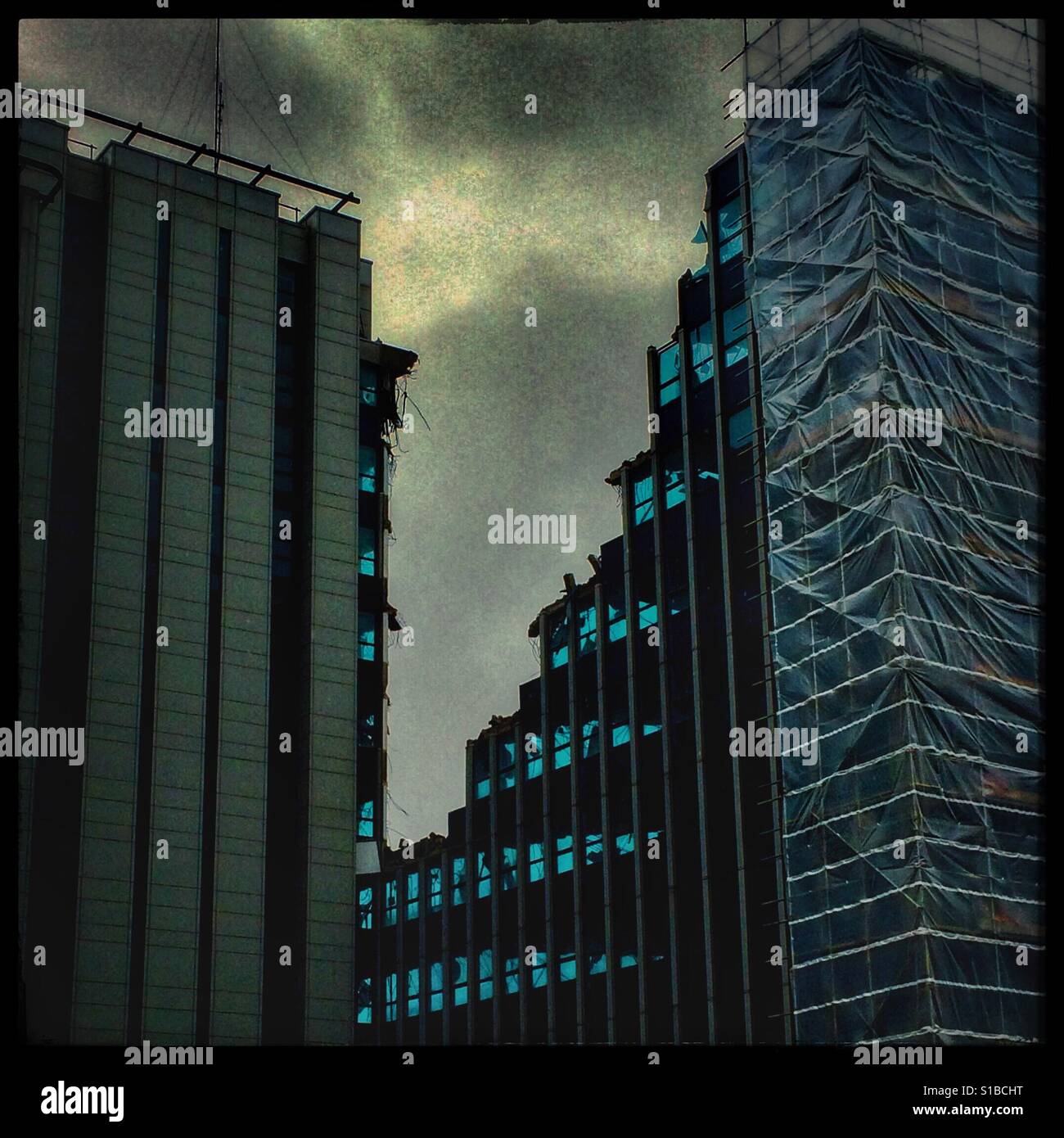 Demolition destruction tower block hi-res stock photography and images ...