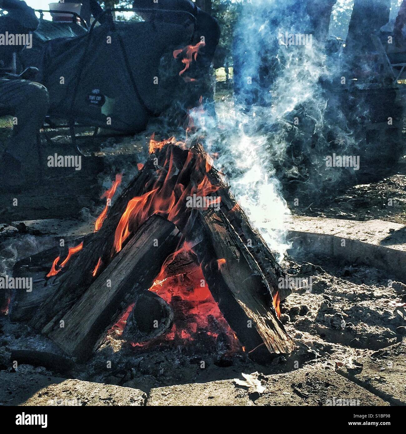 Campfire smoke hi-res stock photography and images - Alamy