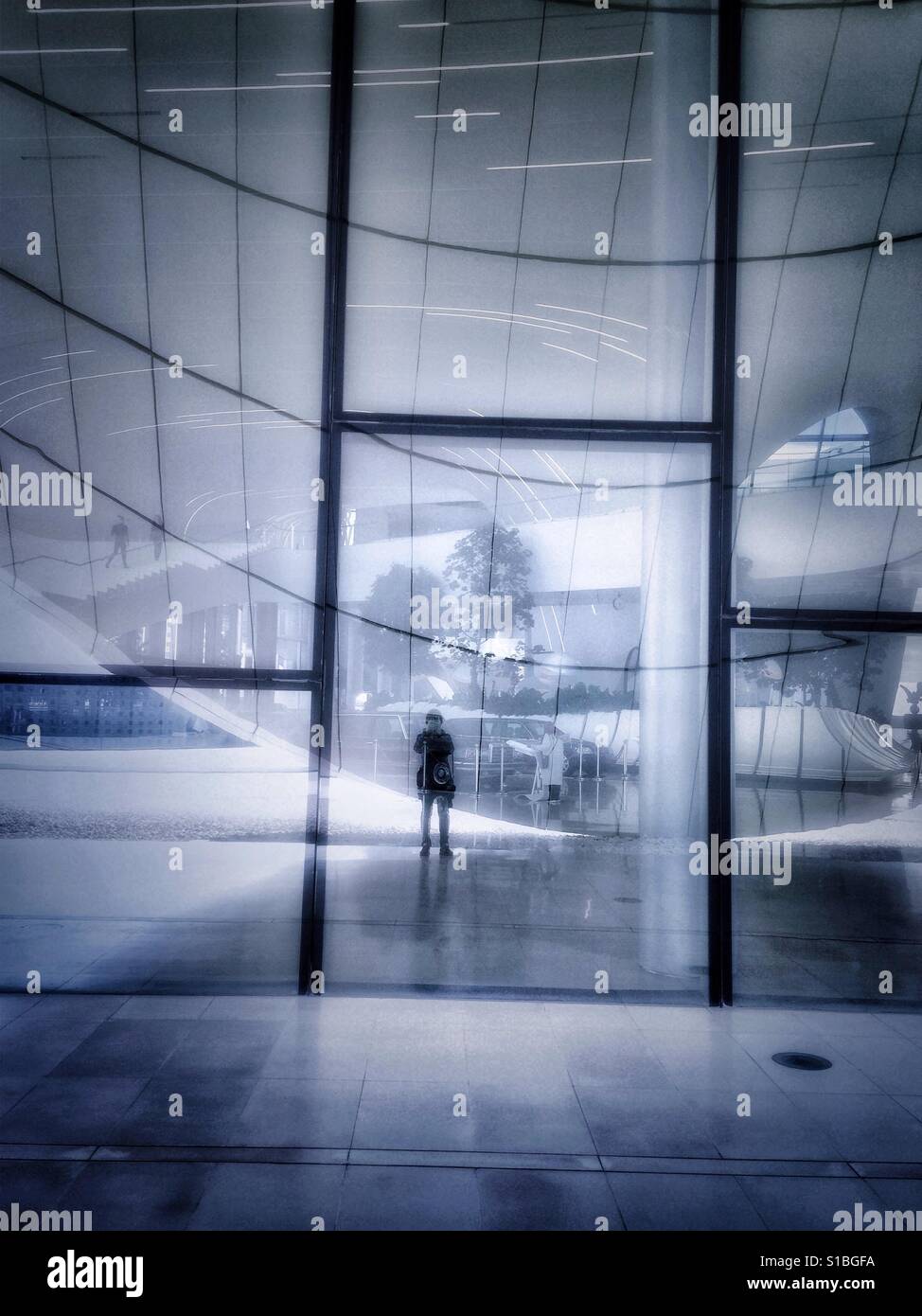 Glass wall reflecting hi-res stock photography and images - Alamy