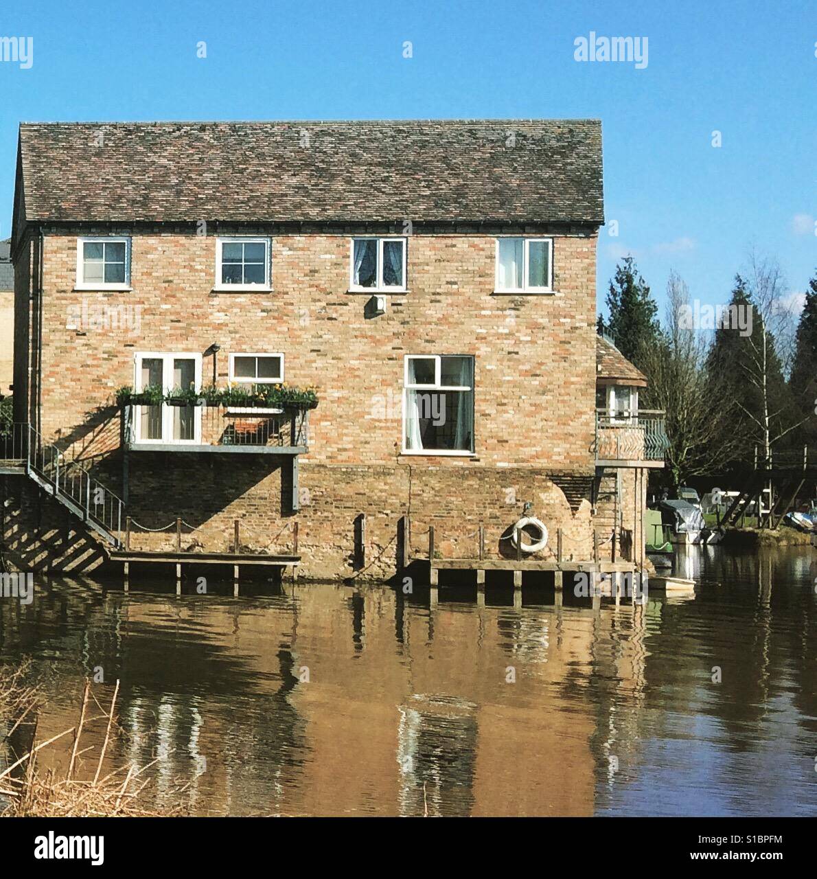 House overlooking the river hi-res stock photography and images - Alamy