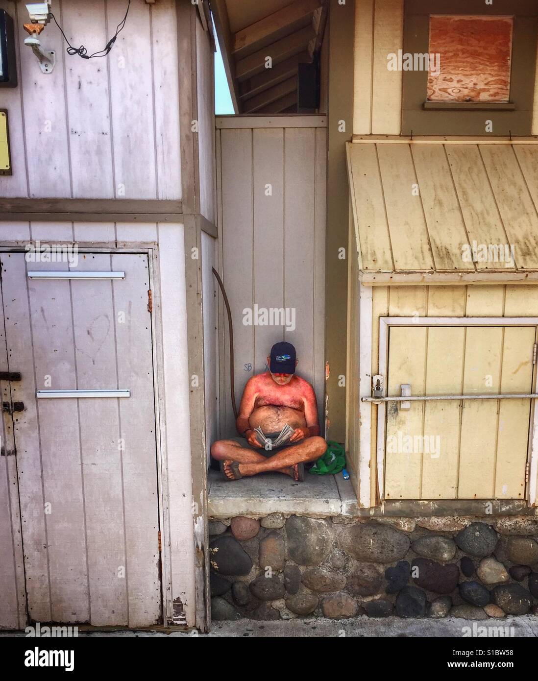 Man hiding corner hi-res stock photography and images - Alamy