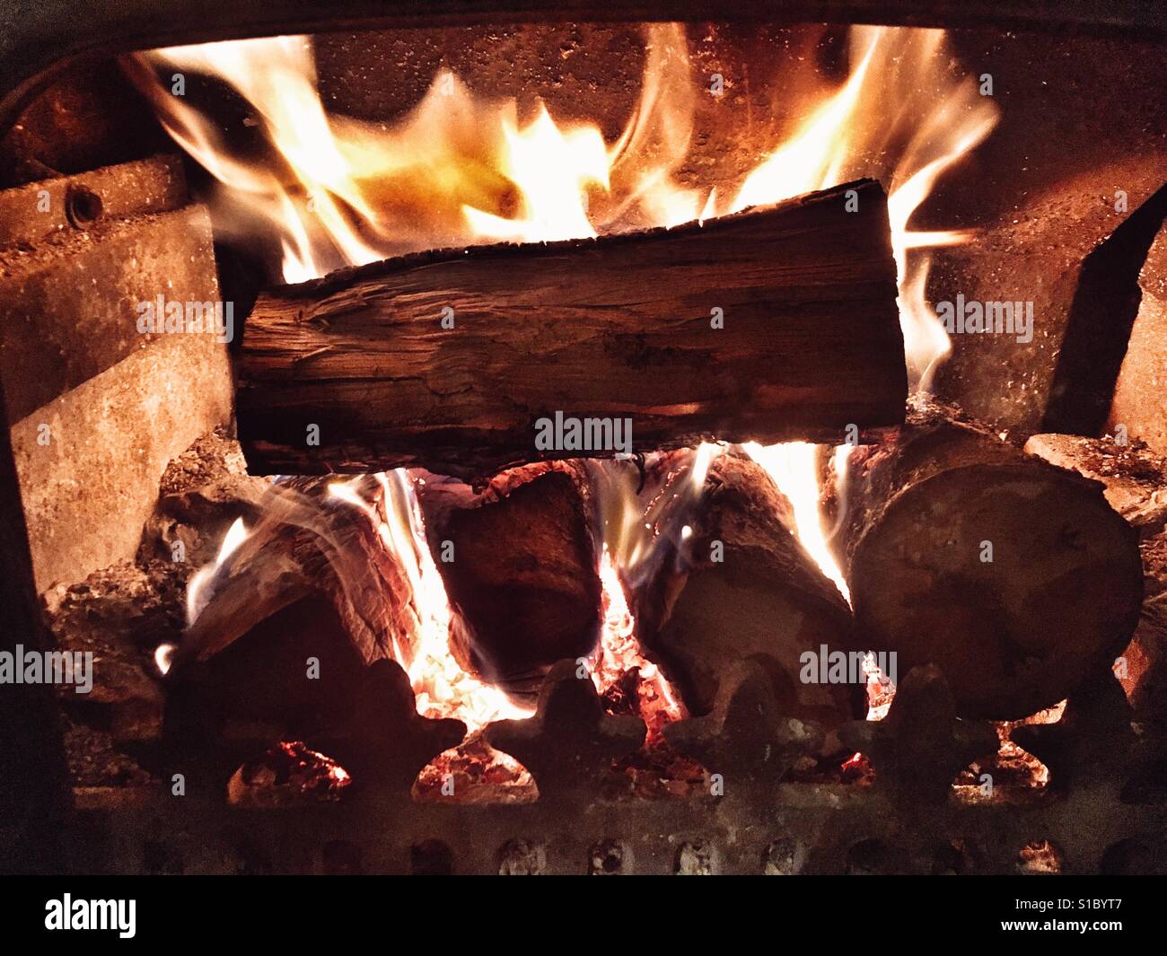Wood burning fire Stock Photo - Alamy