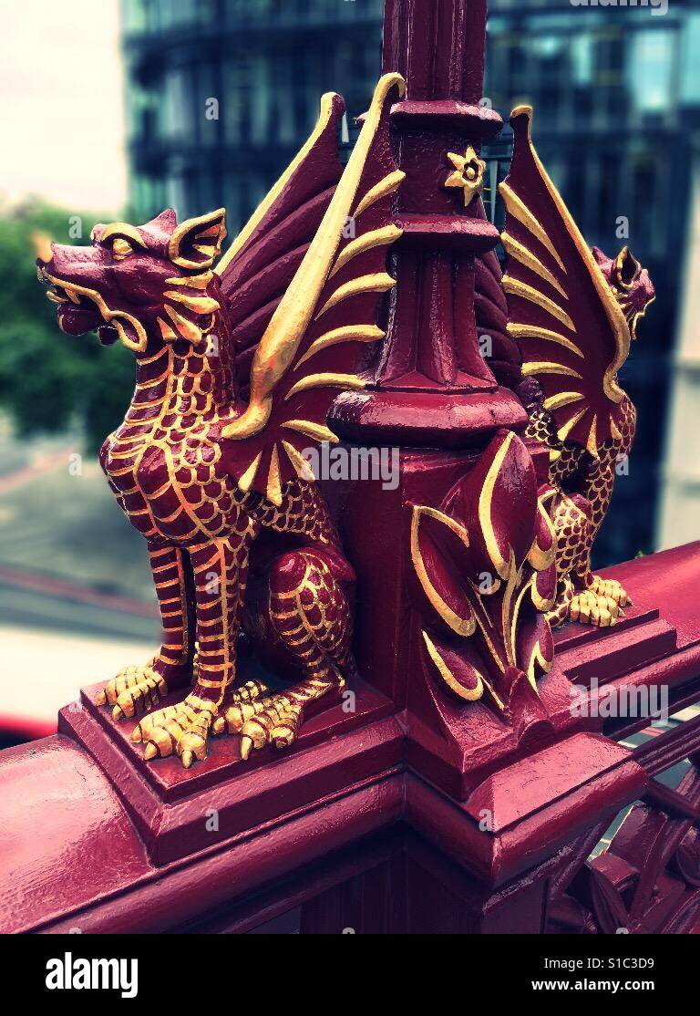Gold dragons hi-res stock photography and images - Alamy