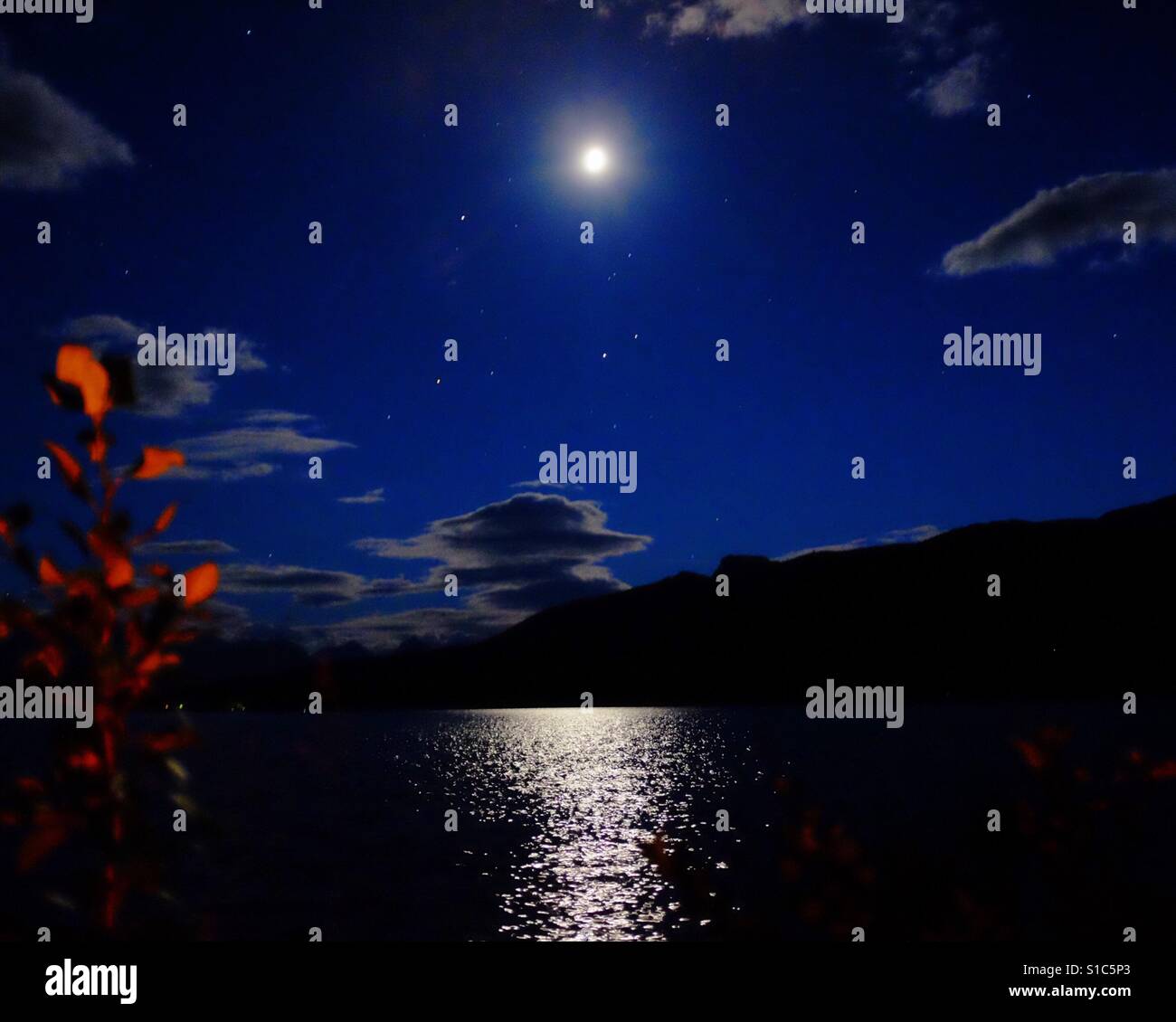 Firelight in the night sky hi-res stock photography and images - Alamy