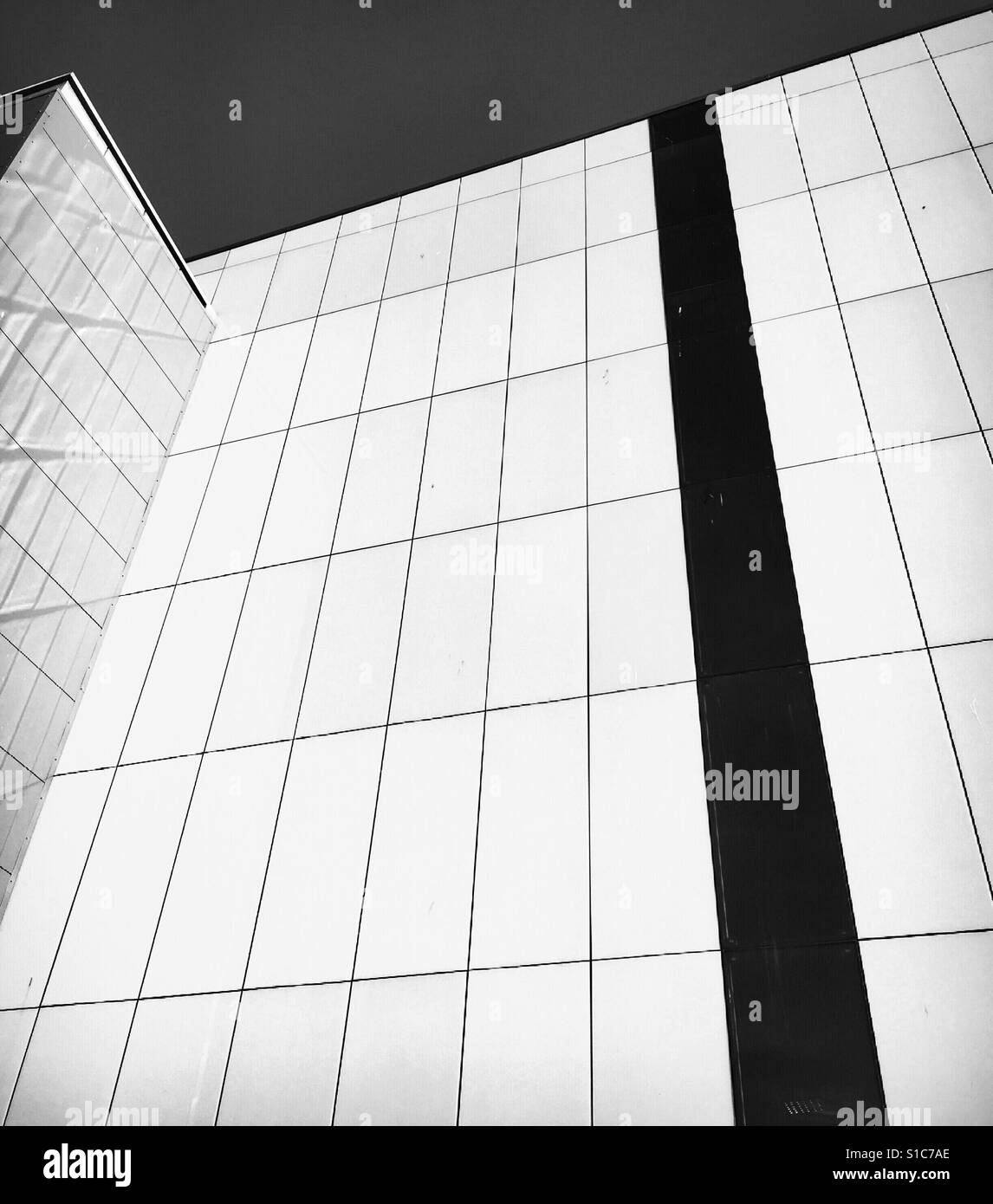 Building with lines hi-res stock photography and images - Alamy