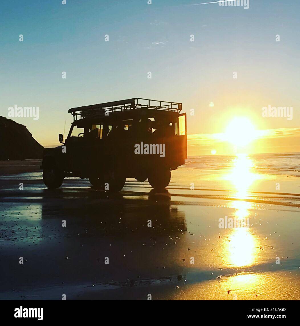 Sunset land rover hi-res stock photography and images - Alamy
