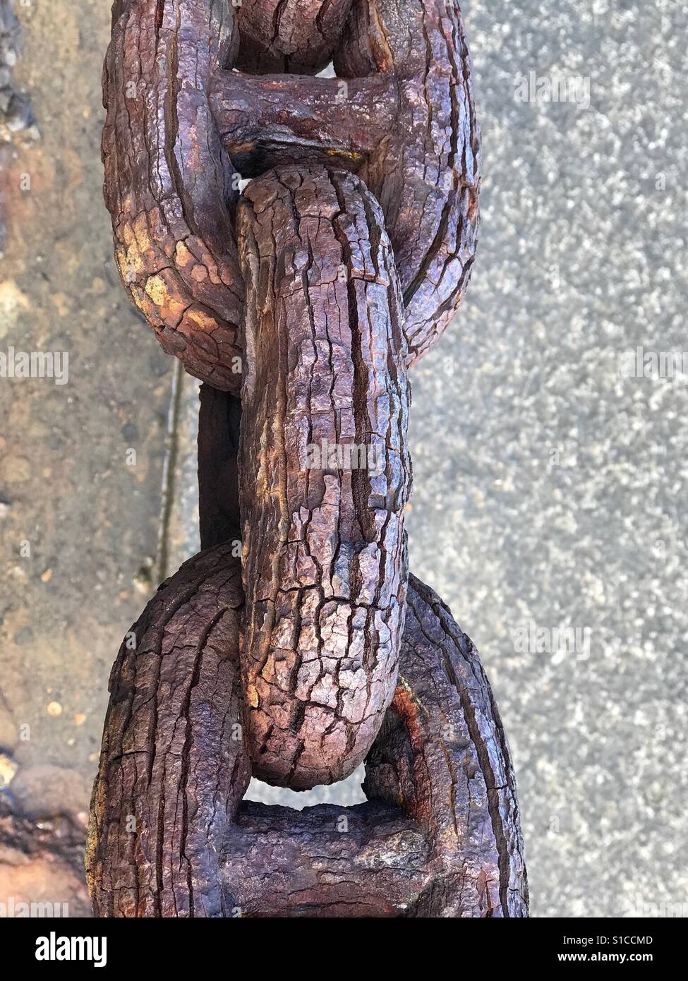 Rust chain hi-res stock photography and images - Alamy