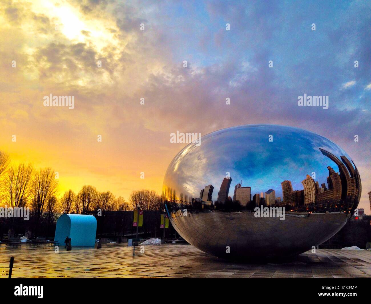 Sunrise at Chicago's famous "Bean" at Cloudgate, aka Millennium Park ...