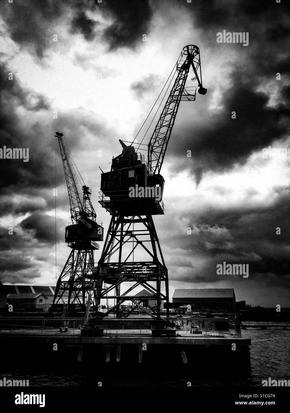 Harbour and dock cranes hi-res stock photography and images - Alamy