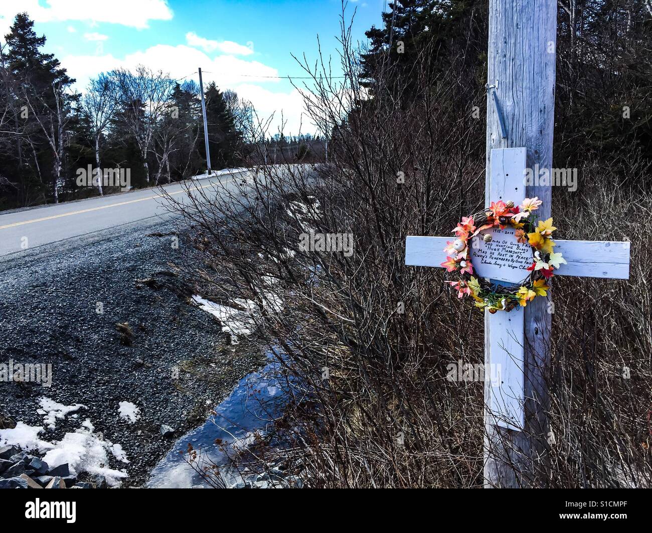 Roadside memorial and cross Stock Photo - Alamy